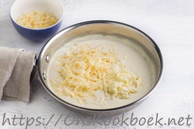 Kaassaus maken: bv. voor 'n korst in dampende ovenschotels…